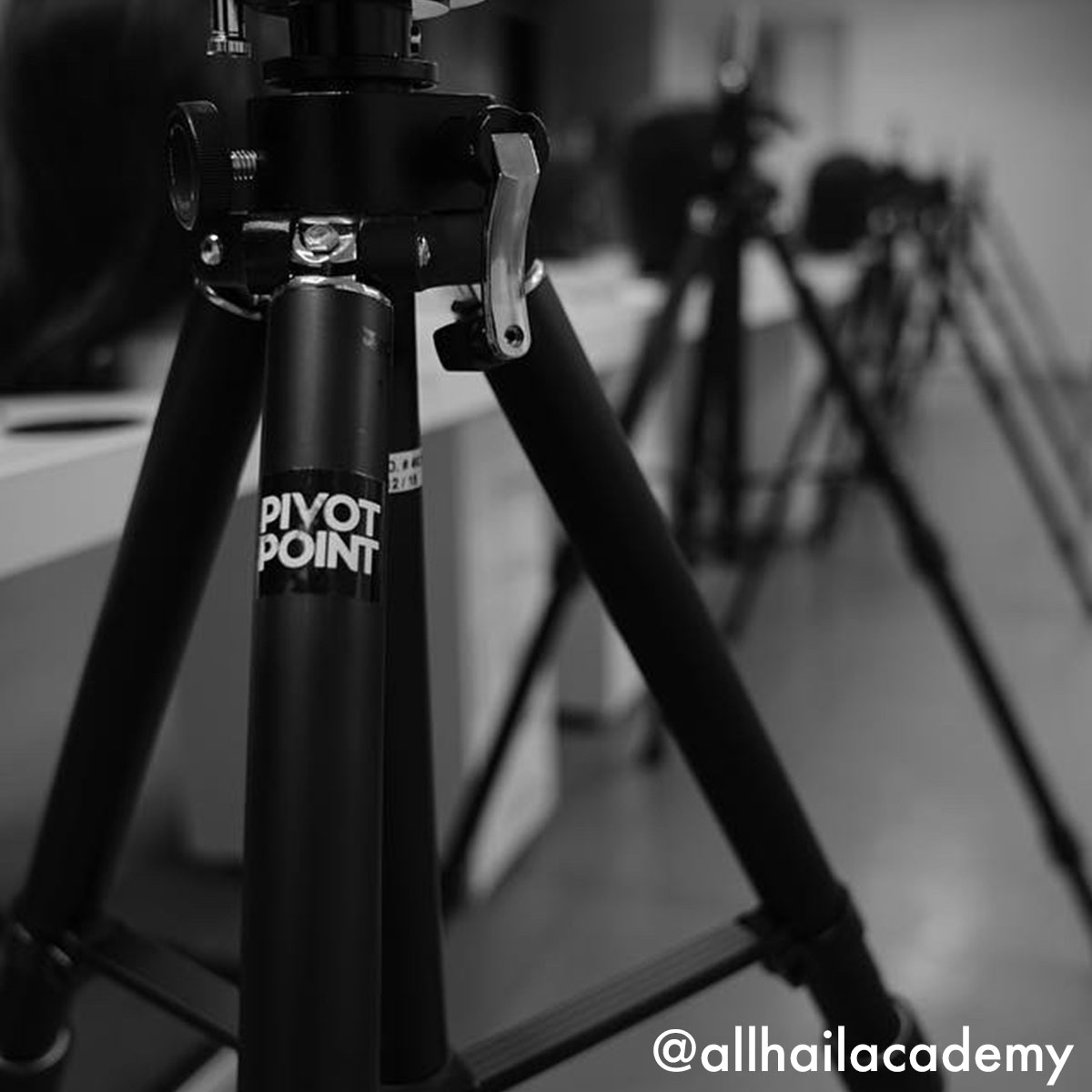 Universal Tripod w/ Swivel Base - Pivot Point UK